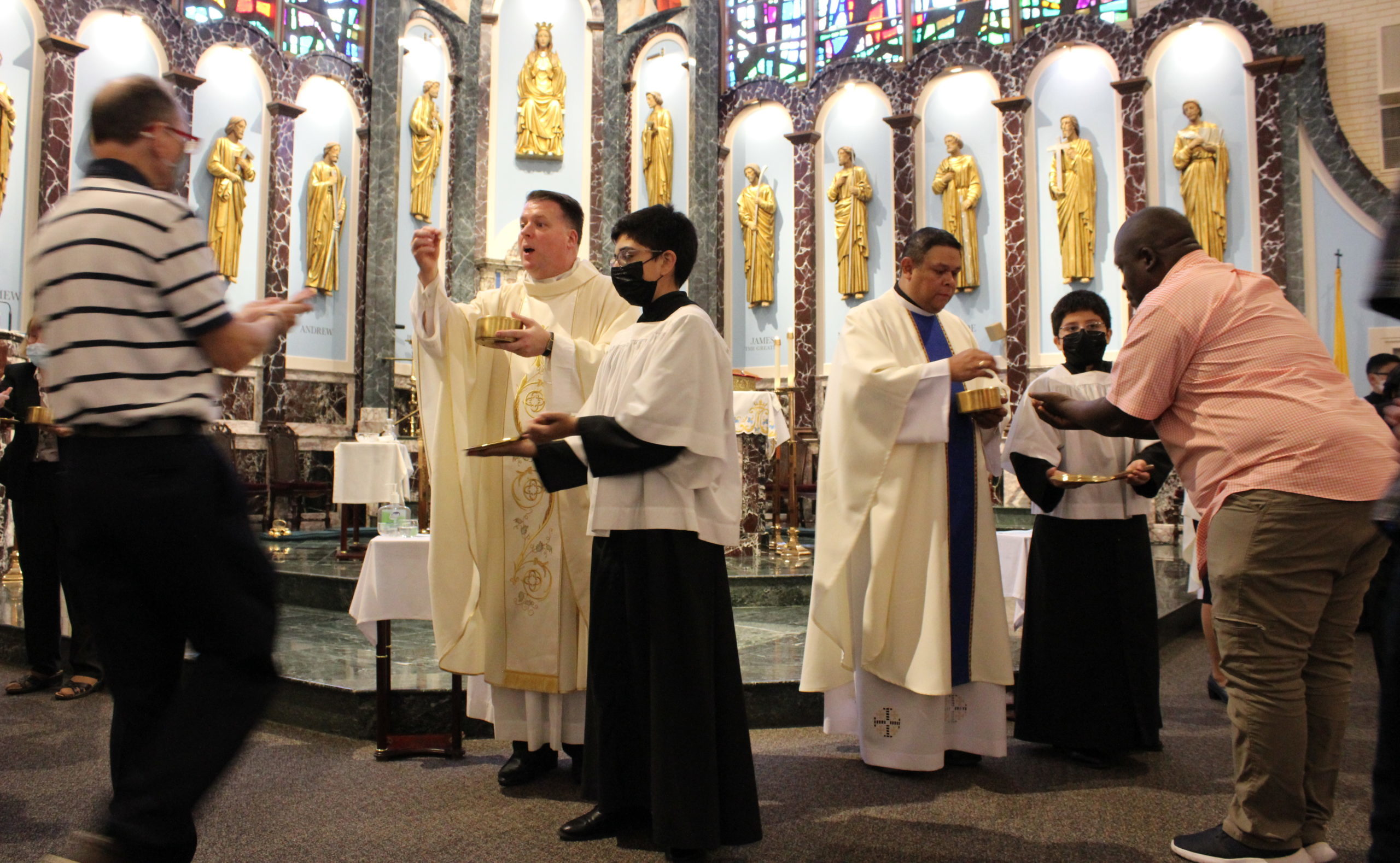 Extraordinary Ministers of Holy Communion | Queen of Apostles Catholic ...